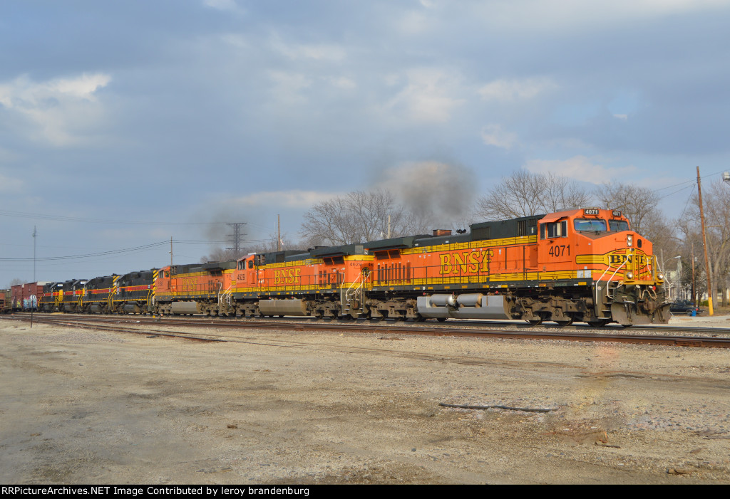 BNSF 4071 leads the NTWTUL with 4 ex iowa interstate gp38s